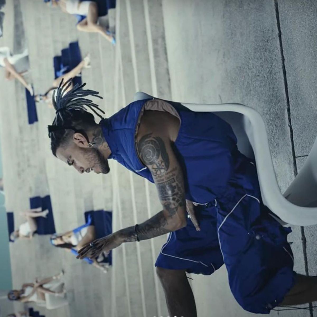 Rauw Alejandro viste la marca mexa Tanamachi en su collab con Miguel ...