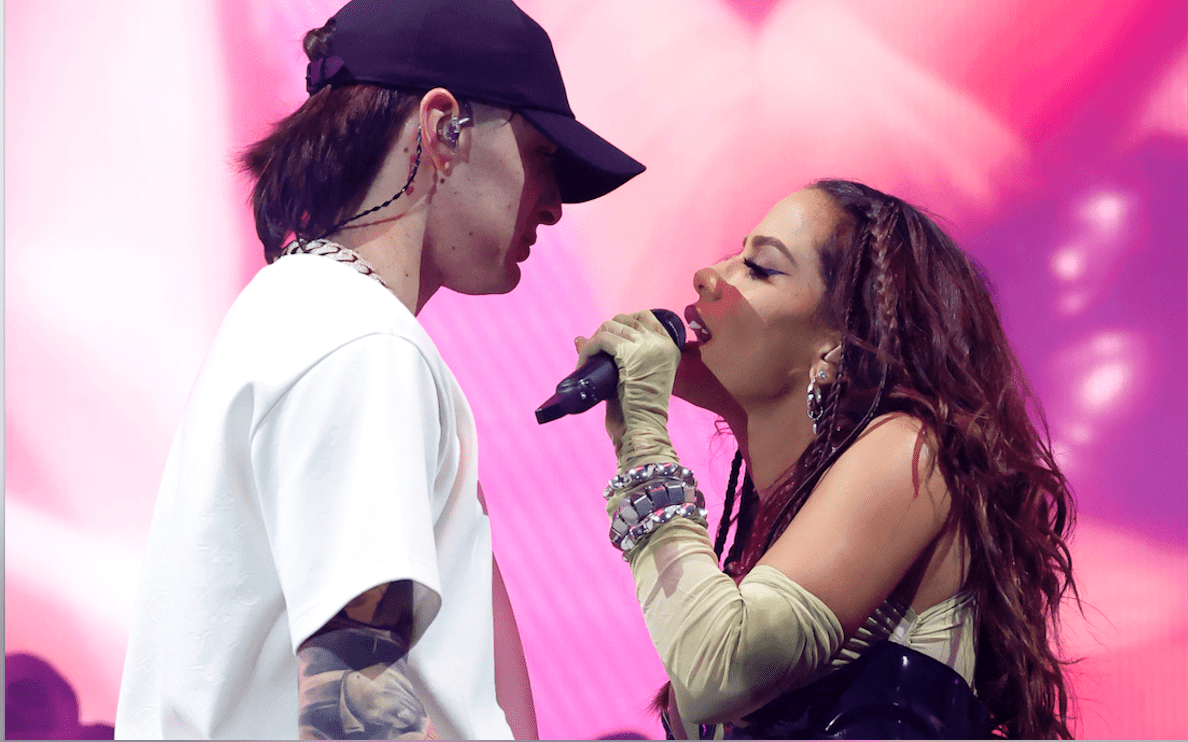 Peso Pluma da piropo a Anitta ¿son novios? - Urbanda Magazine