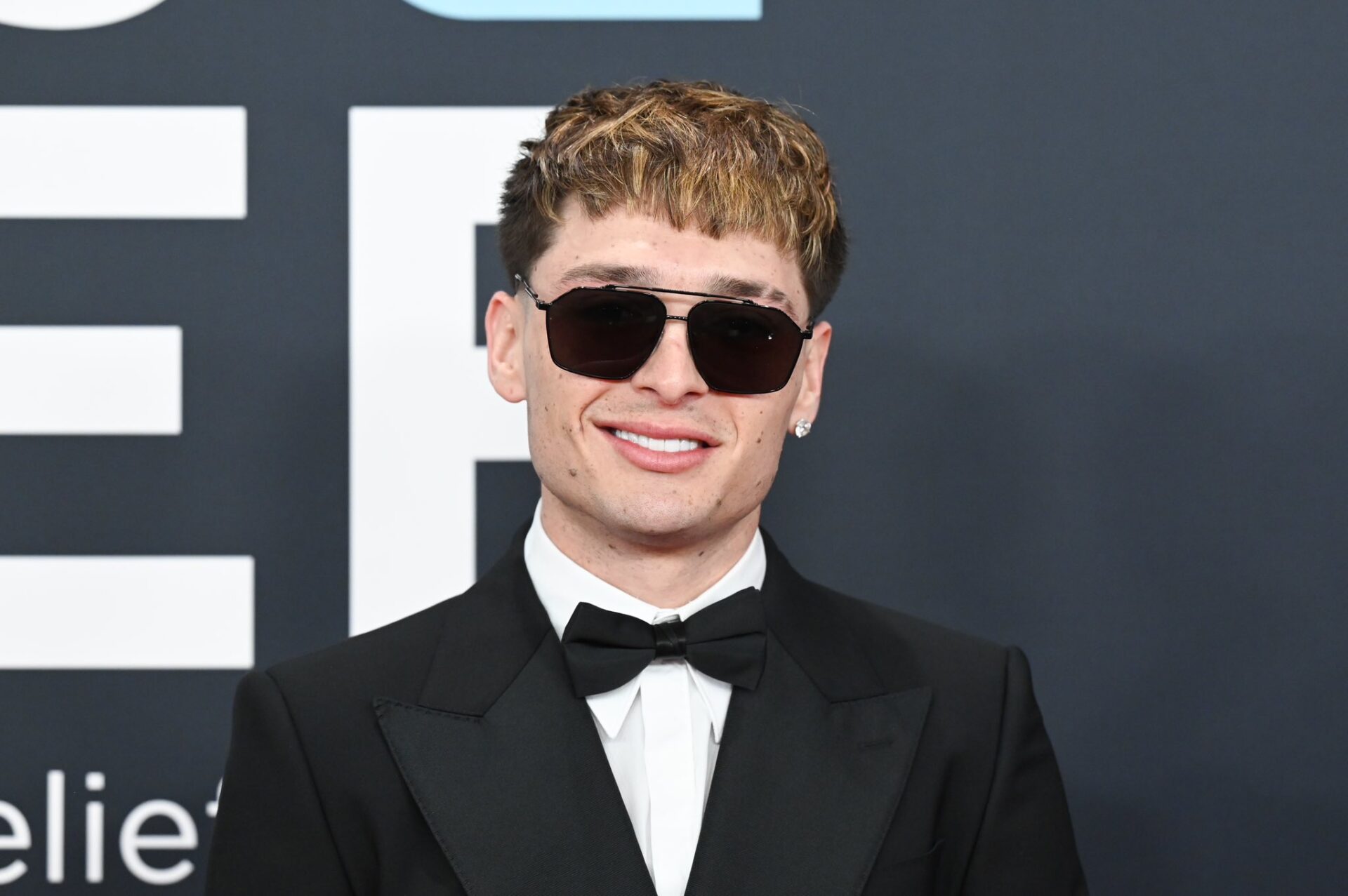 Peso Pluma con nuevo look elegante en los Grammys 2025 - Urbanda Magazine