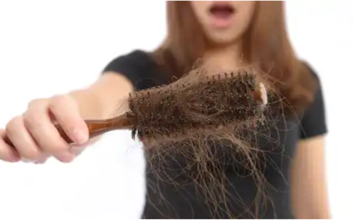 ¿Por qué se cae el cabello y qué puedes hacer para evitarlo? Guía completa